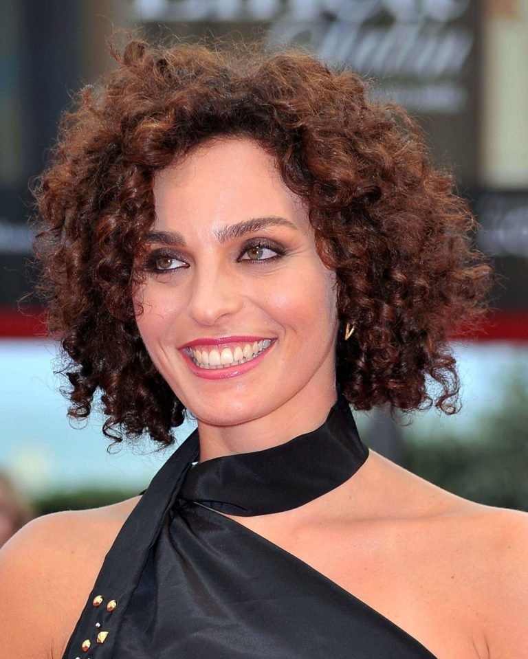 20 Must-Try Curly Hairstyles for Round Faces